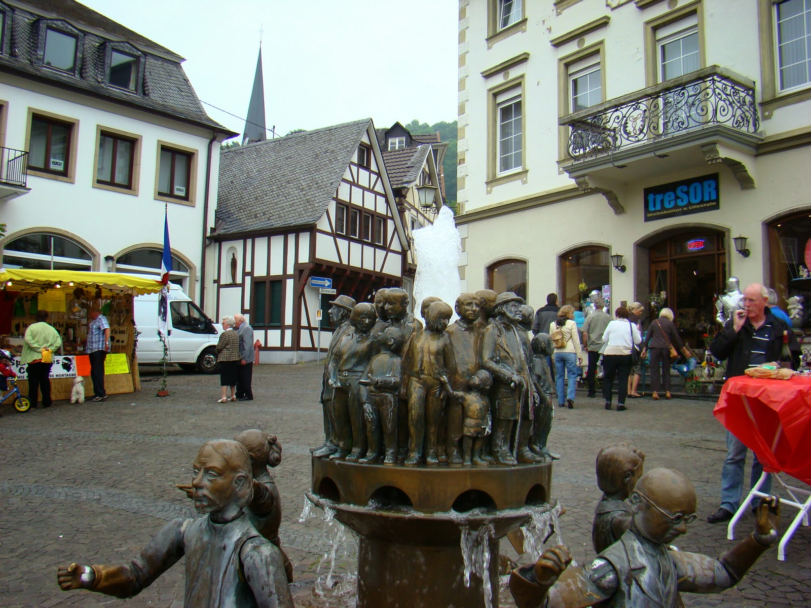 Haihui prin Lume : Lintz am Rhein