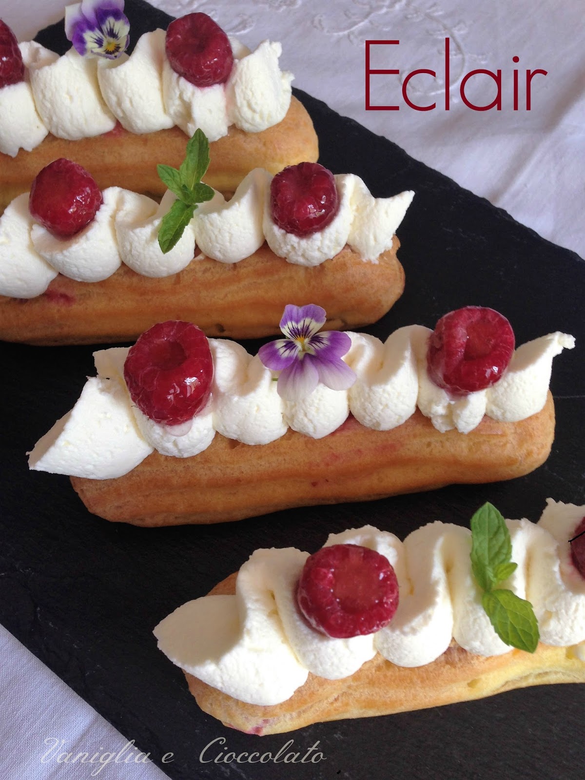 vaniglia e cioccolato: Eclair con crema chantilly , lamponi e mascarpone