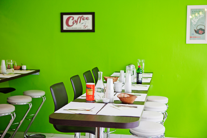 The Sisters' Diary: UNE EPICERIE ET UNE TABLE BIEN VERTES...PAR HAYLEY