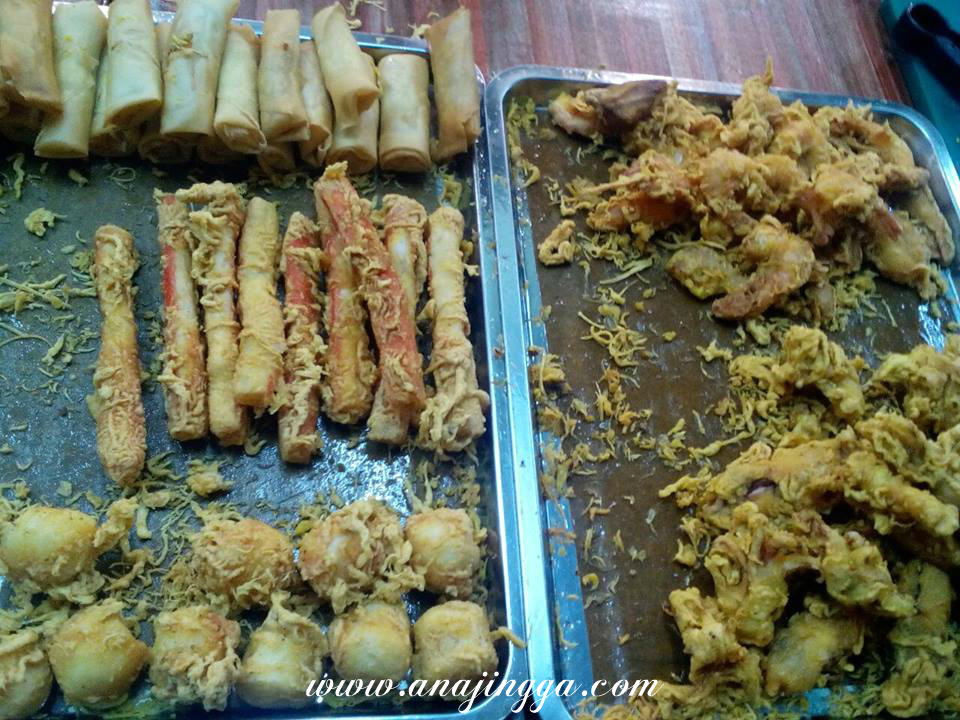 Colek Ayam dan Air Kelapa Baldi di Warung Cikgu