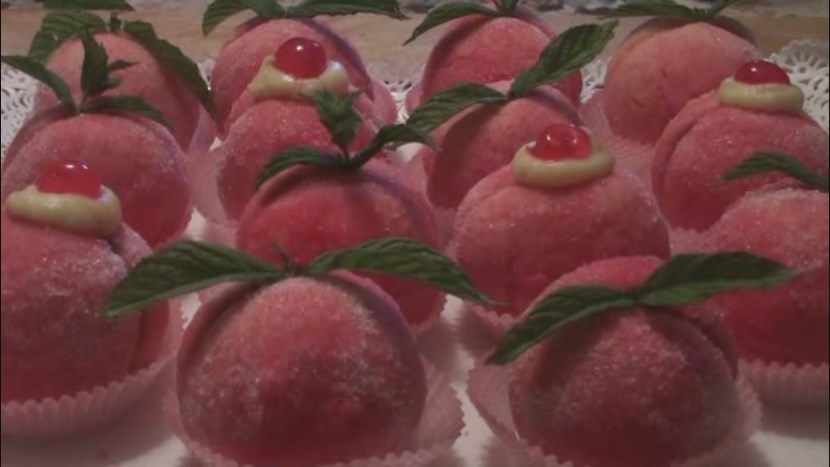 Pesche dolci all'alchermes con crema pasticcera