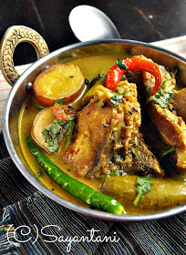 A Homemaker's Diary: Alu Patol die Macher Patla Jhol (Light fish curry ...