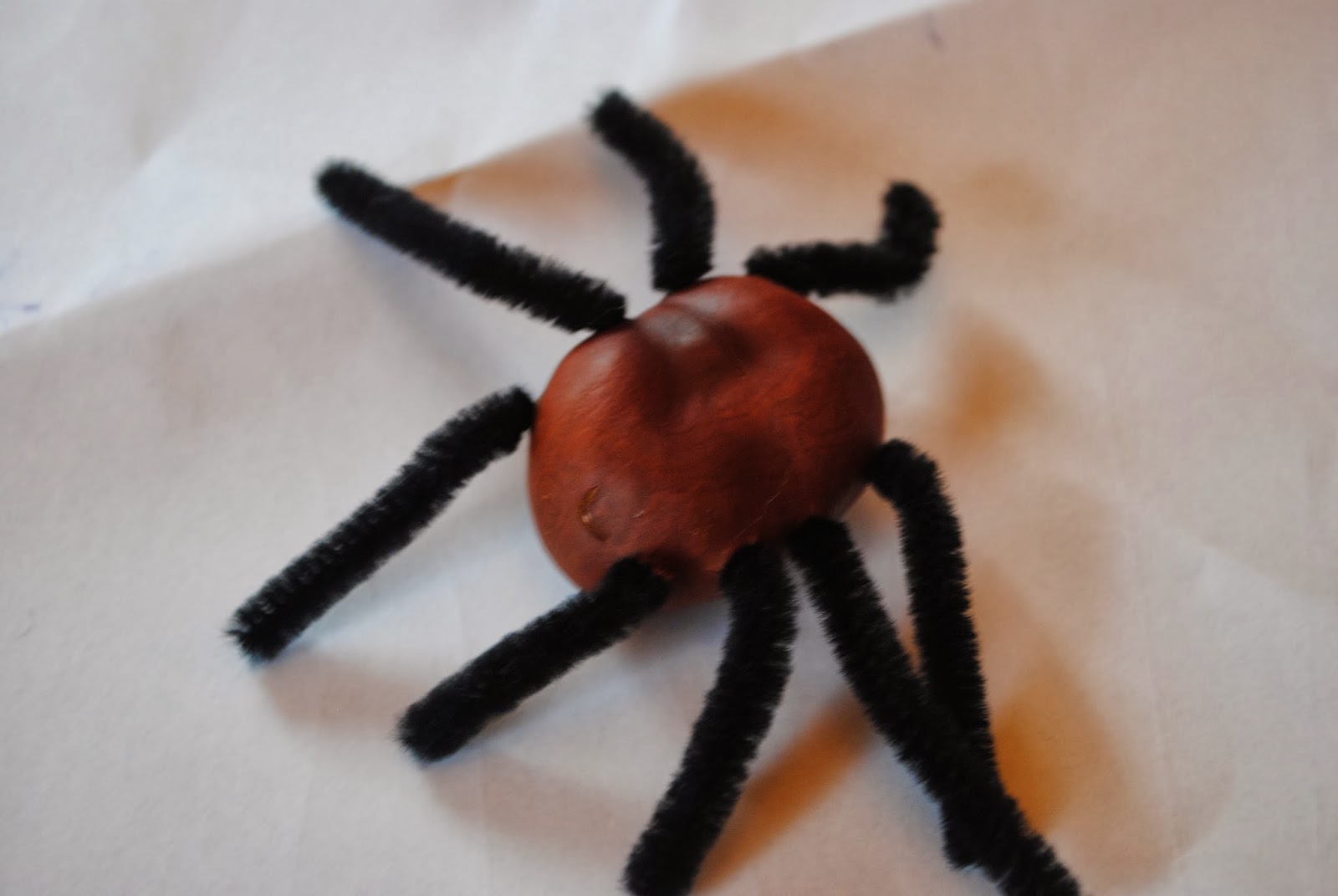 Postgårdsromantik: Halloween dekorering + hemmagjord spindel av kastanjenöt