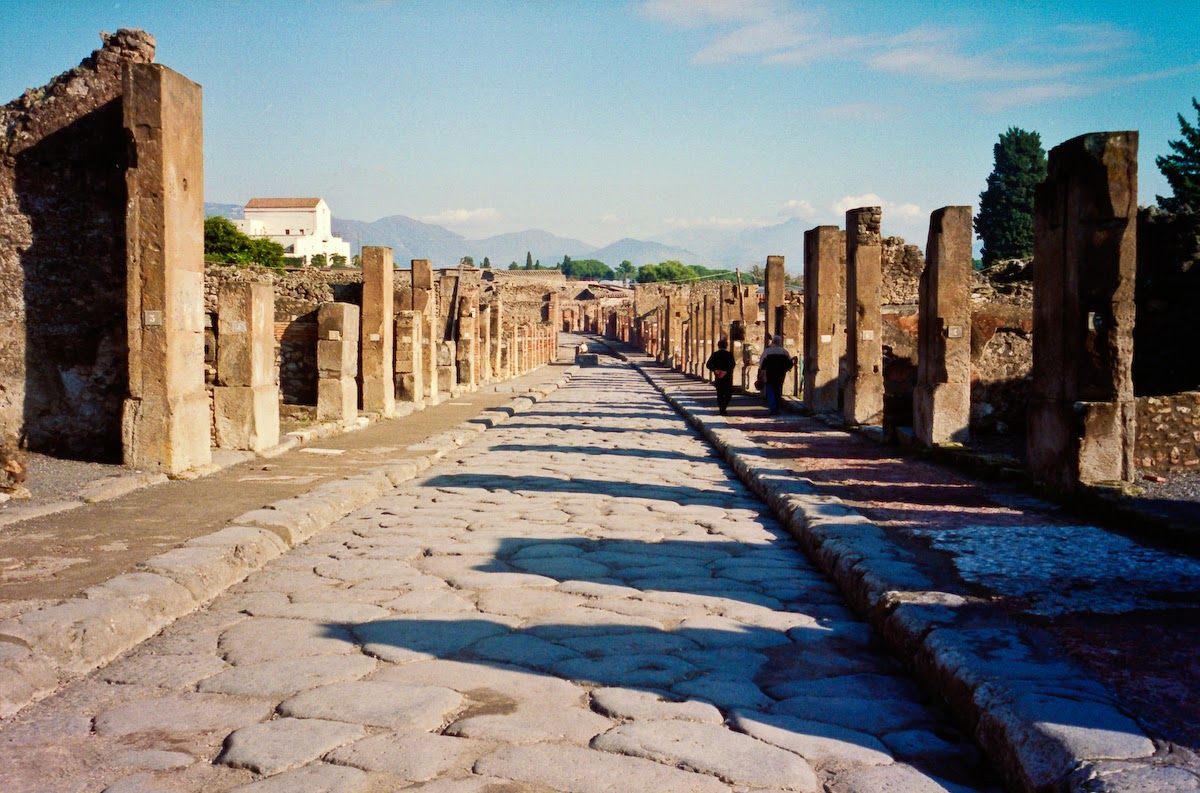 Roman Archaeology Blog: Pompeii workers say wall of ancient house crumbling