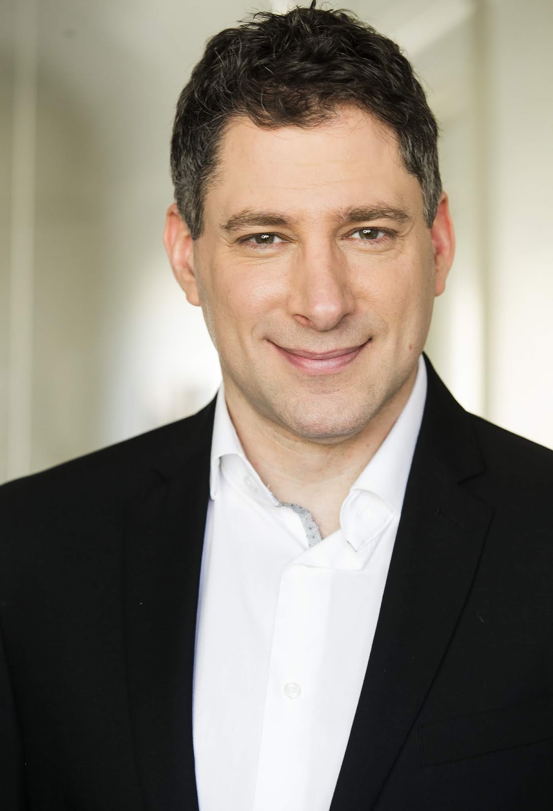 Jonathan Lipow • Voice Over Artist • Actor • Composer: Headshots