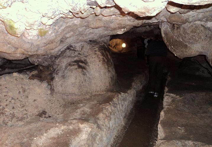 Pestera Muierilor - Traseul amenajat - pentru a facilita deplasarea cu ...