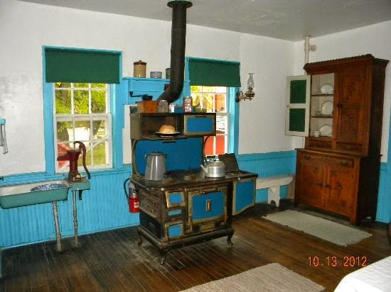 Little Homestead In Boise : Simple Amish Kitchens