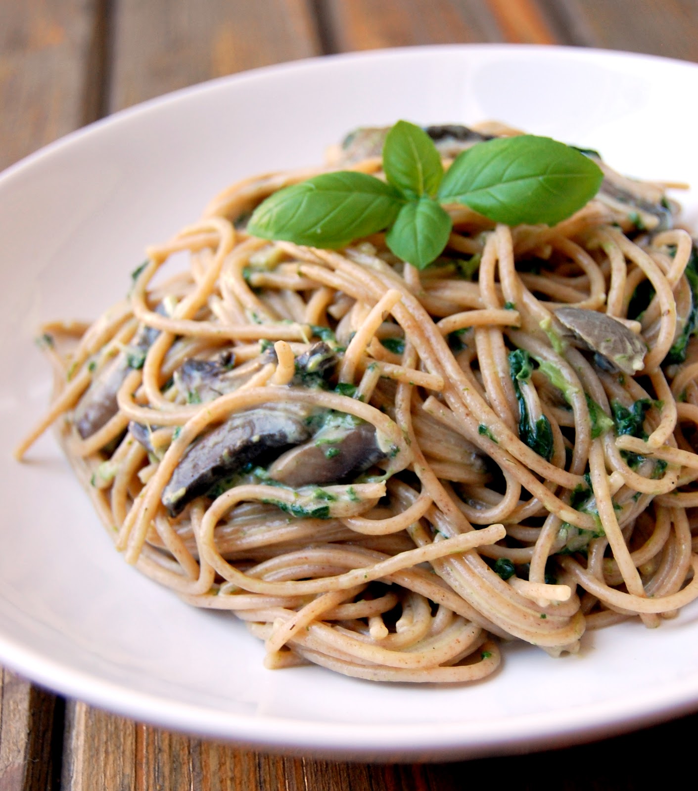 Kuchnia Alisz: Spaghetti ze szpinakiem, pieczarkami i twarożkiem