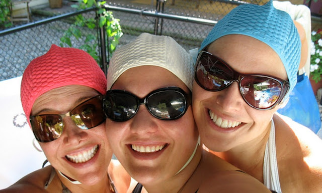 Badekappen - Badehaube - Bademützen und mehr : Strapped girls with new ...