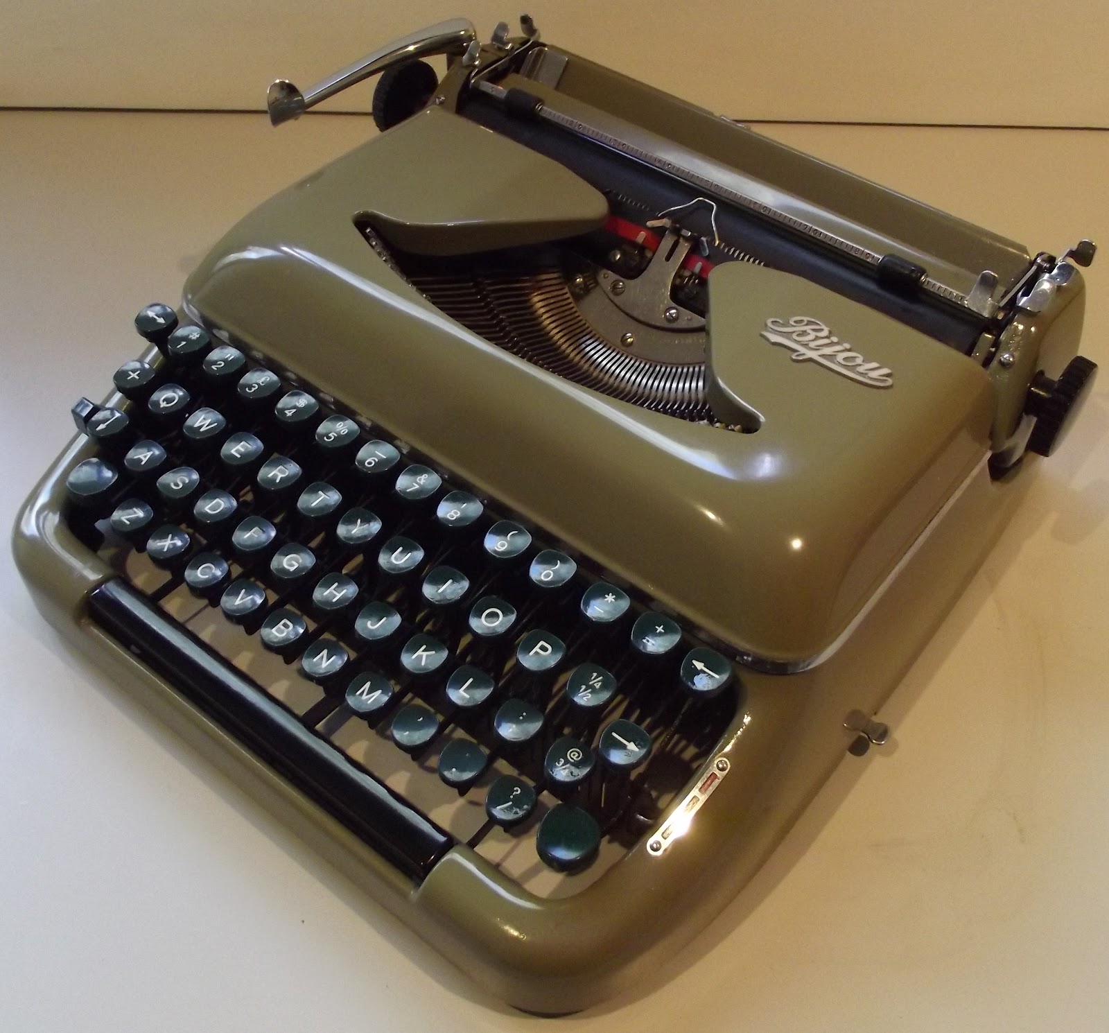 oz.Typewriter: Erika and Bijou Typewriters