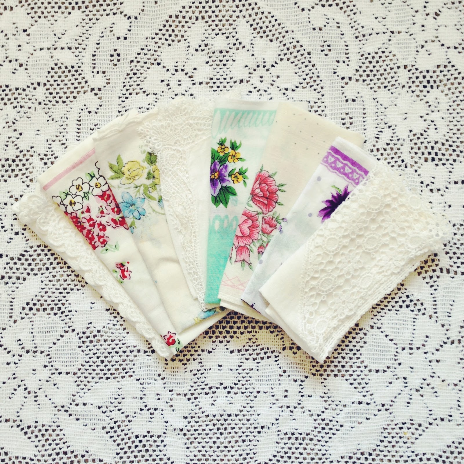 A Mint Daydream: DIY Vintage Handkerchief Bunting