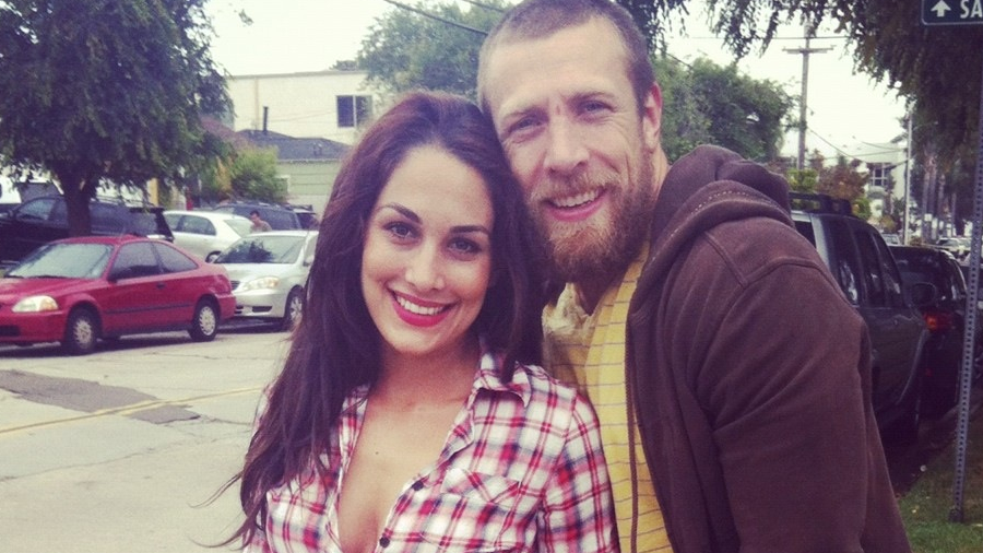 Update: Δεν είναι έγκυος η Brie Bella!