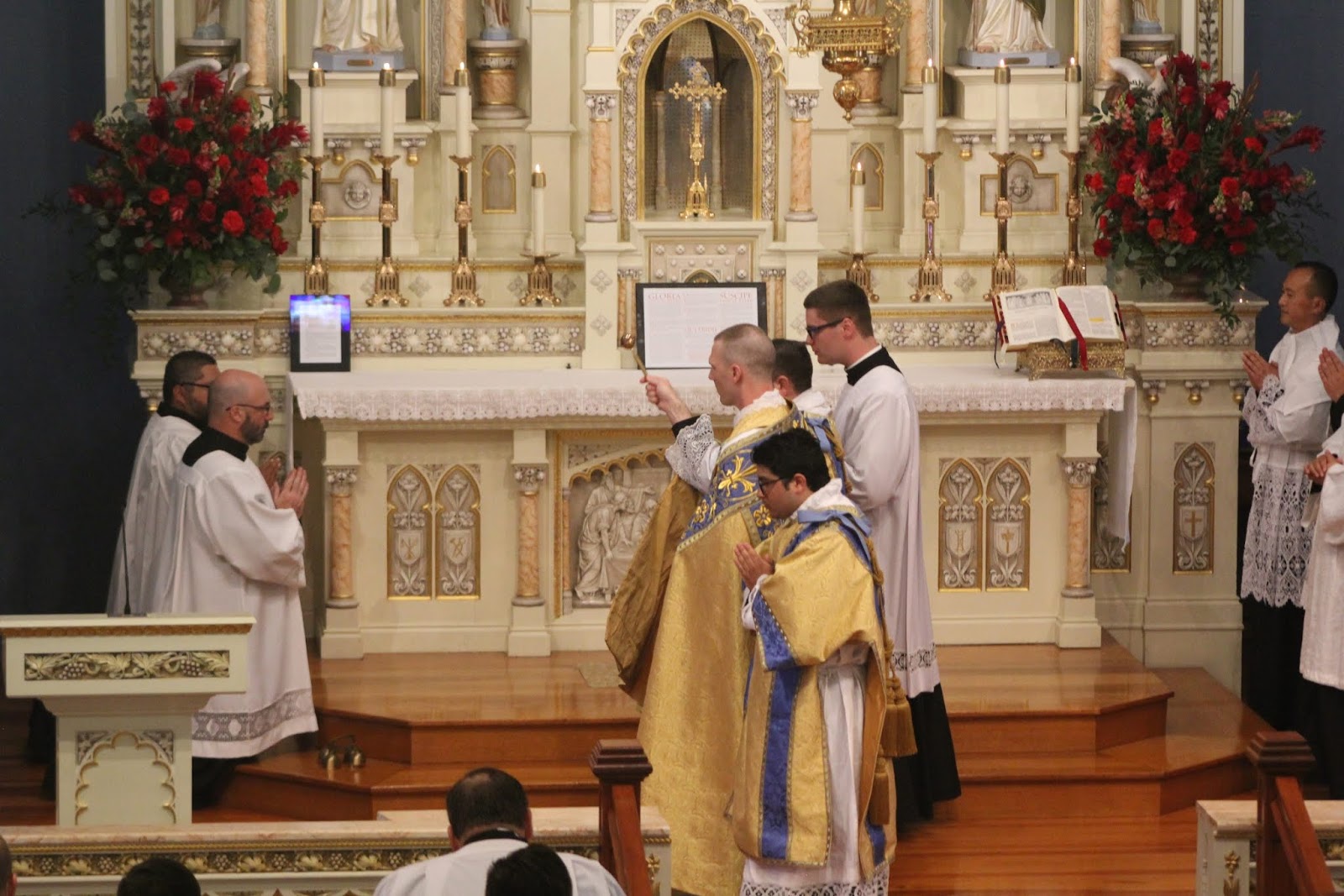 New Liturgical Movement: Photos of a New Priest’s First Mass