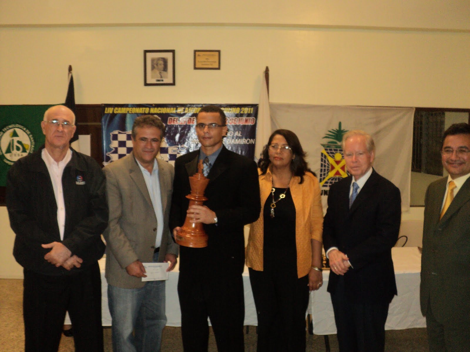 EMPRESARIO PEPÍN CORRIPIO Y FEDERACIÓN DOMINICANA DE AJEDREZ ENTREGAN ...