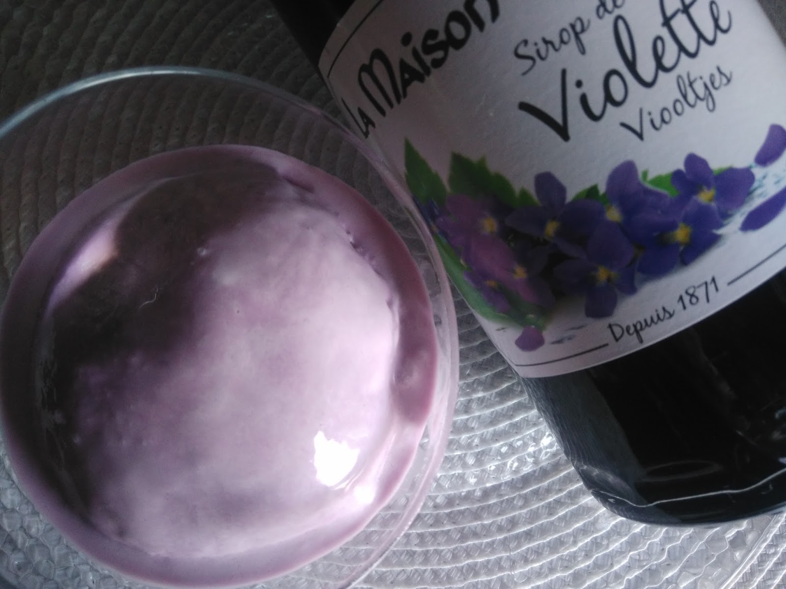 Glace à la violette sans sorbetière