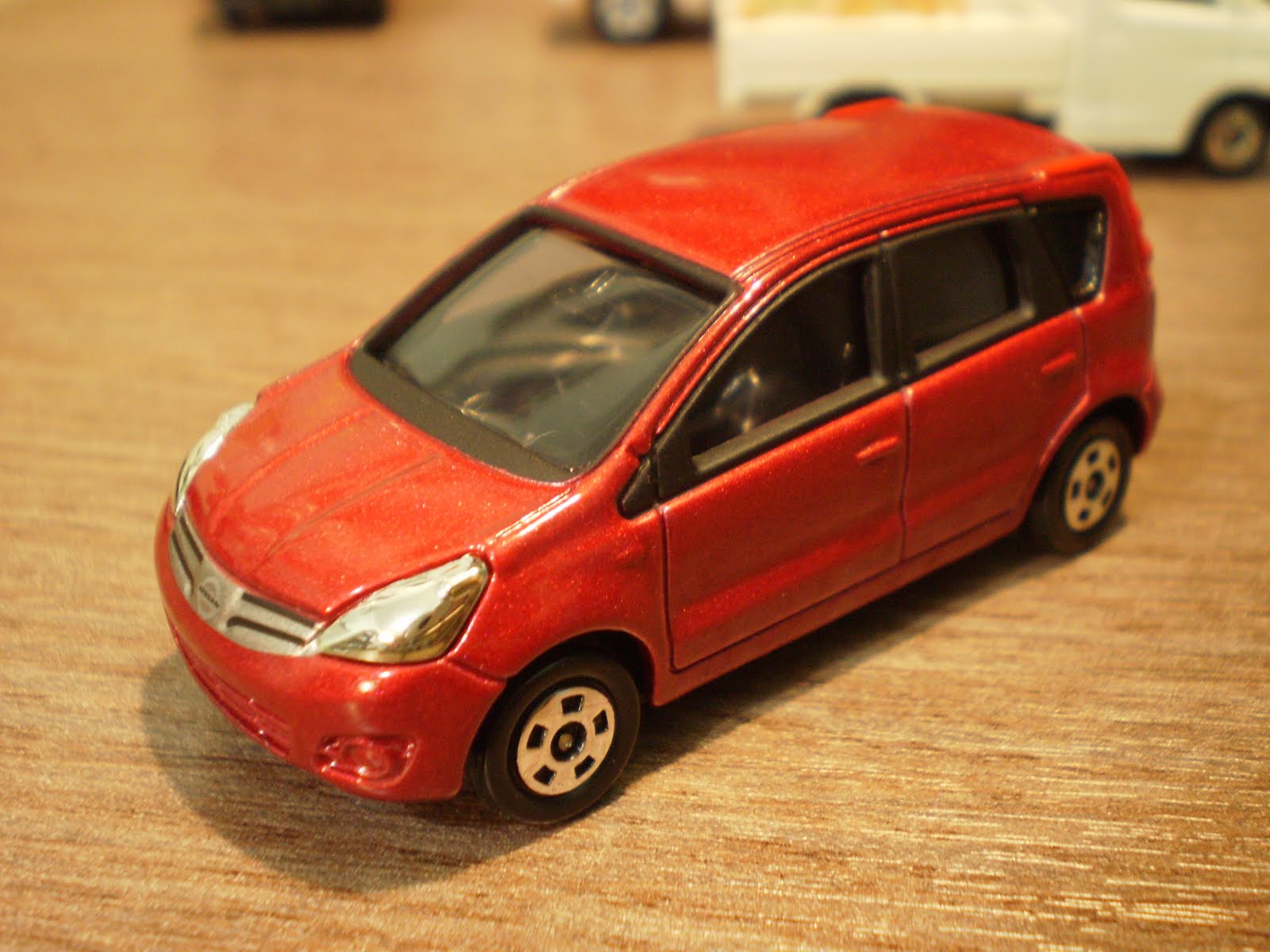 1/64 Die-cast Toy Cars....: Tomica - Nissan Note