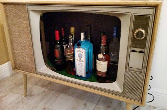 Tonisha Ramona: VINTAGE TV BAR
