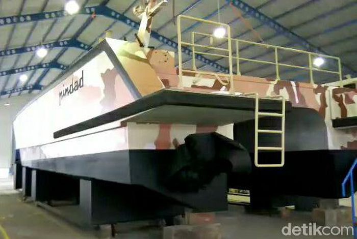 DEFENSE STUDIES: Menhan Tengok Pesanan Tank Boat di Banyuwangi