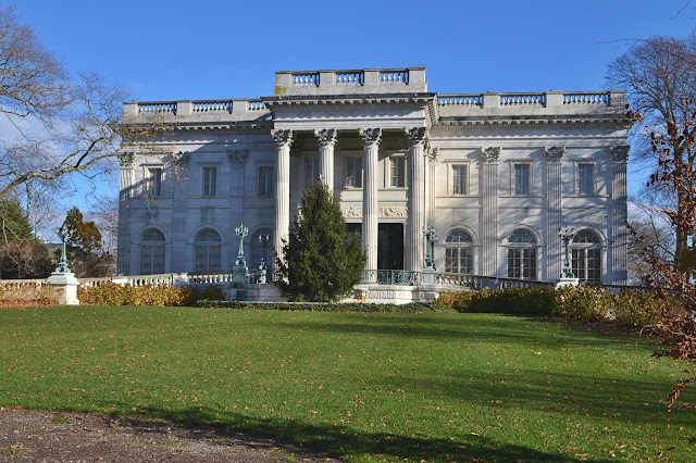 Katie Wanders : Christmas at the Newport Mansions