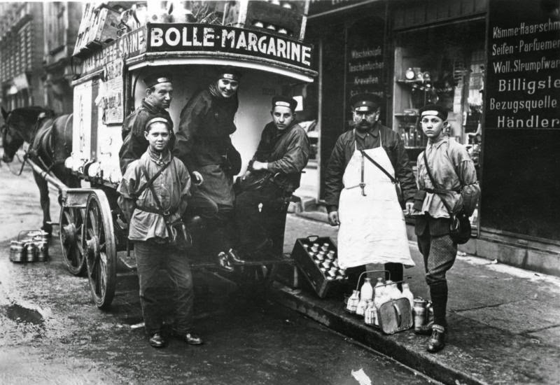 30 Vintage Photographs Captured Street Scenes of Berlin in the 1920s ...
