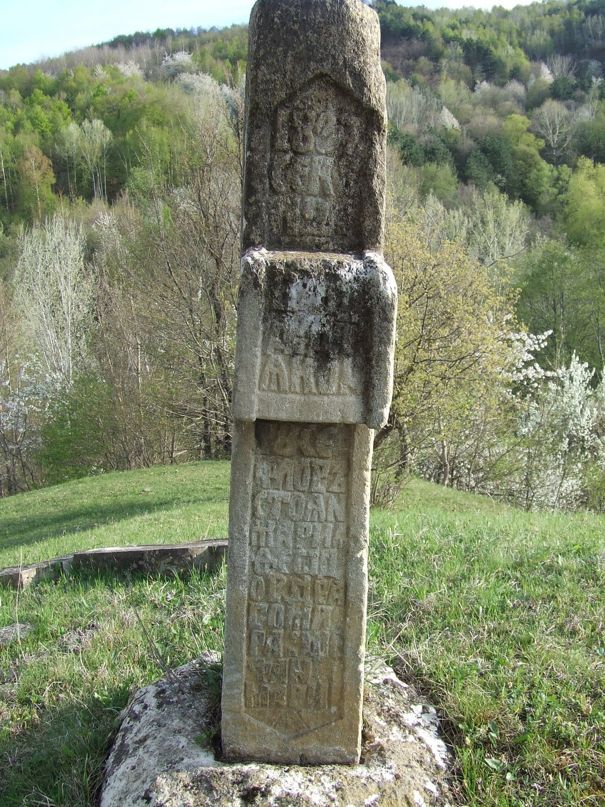 Timp liber: Cruci din piatra cu inscriptii chirilice