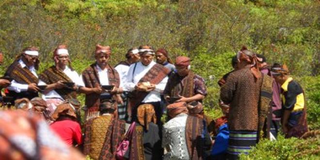 Ritual Pati Ka Dua Bapu Ata Mata di Kelimutu Berlangsung Khidmat | Tiga ...