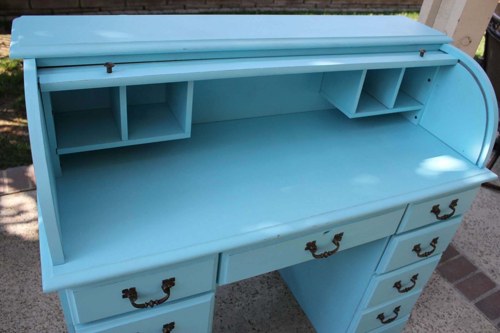 Lu Bird Baby: An aqua desk