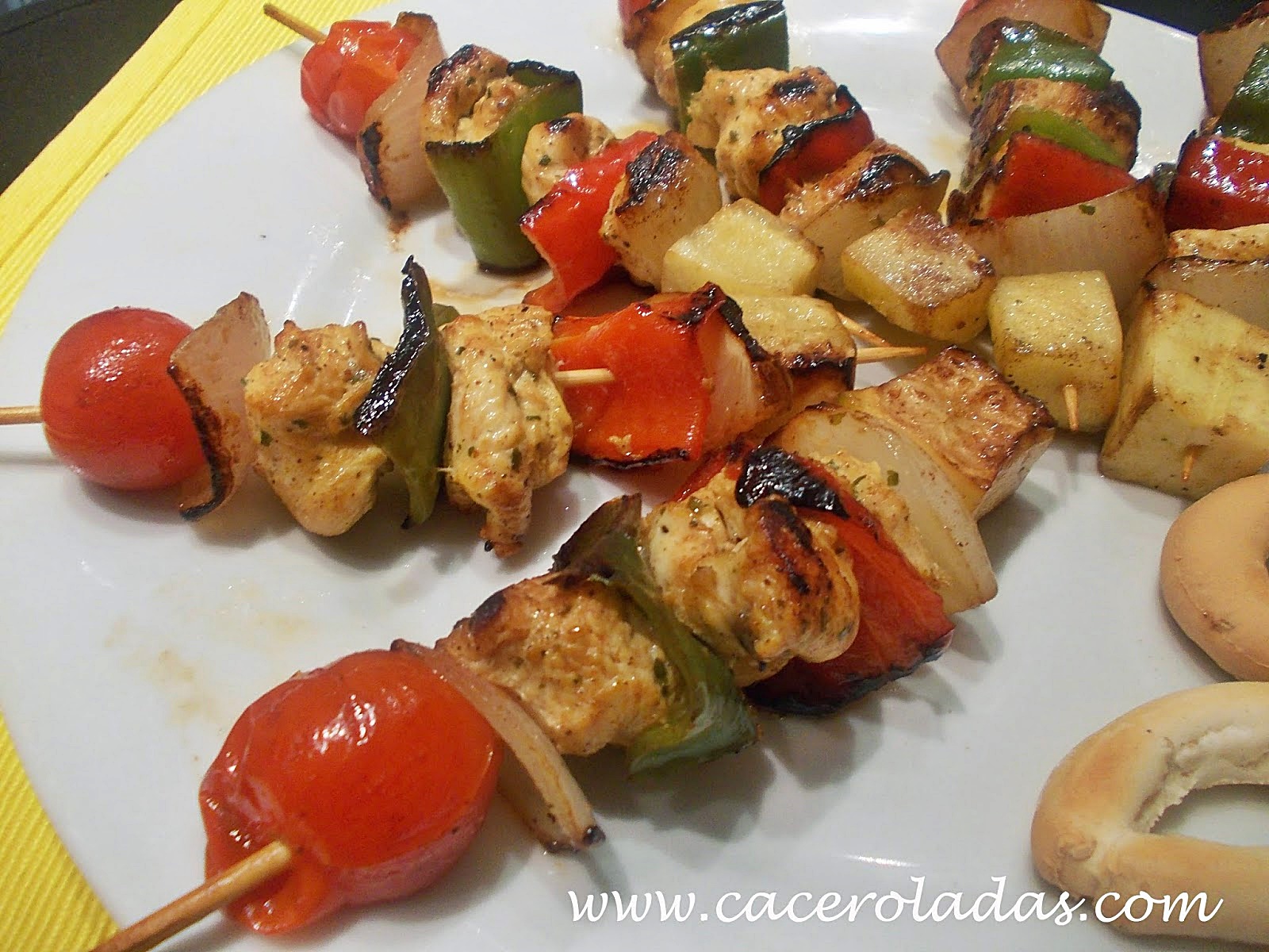 Brochetas de pollo marinado con verduras | CACEROLADAS: Brochetas de ...