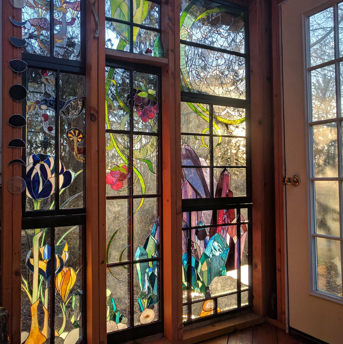bensozia: Neile Cooper's Stained Glass Cabin
