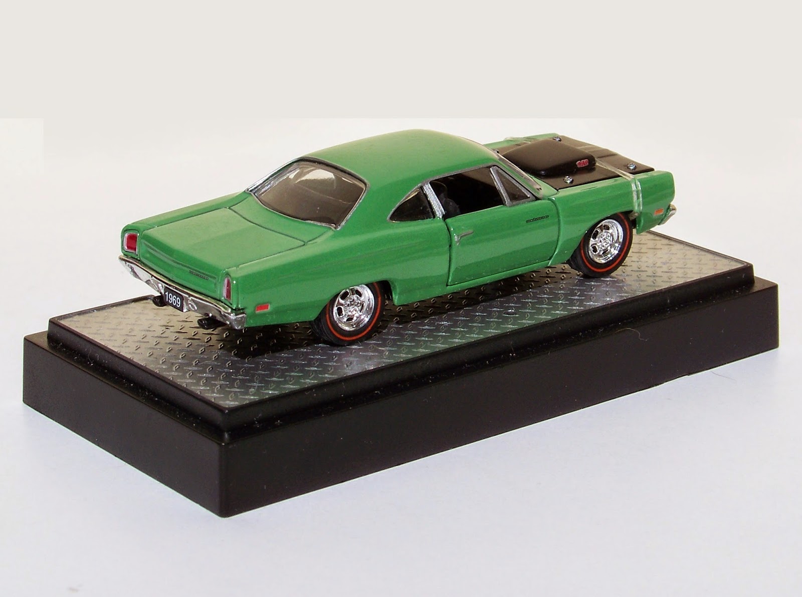 Incredible Mini Garage: Plymouth Road Runner 1969 M2 1/64