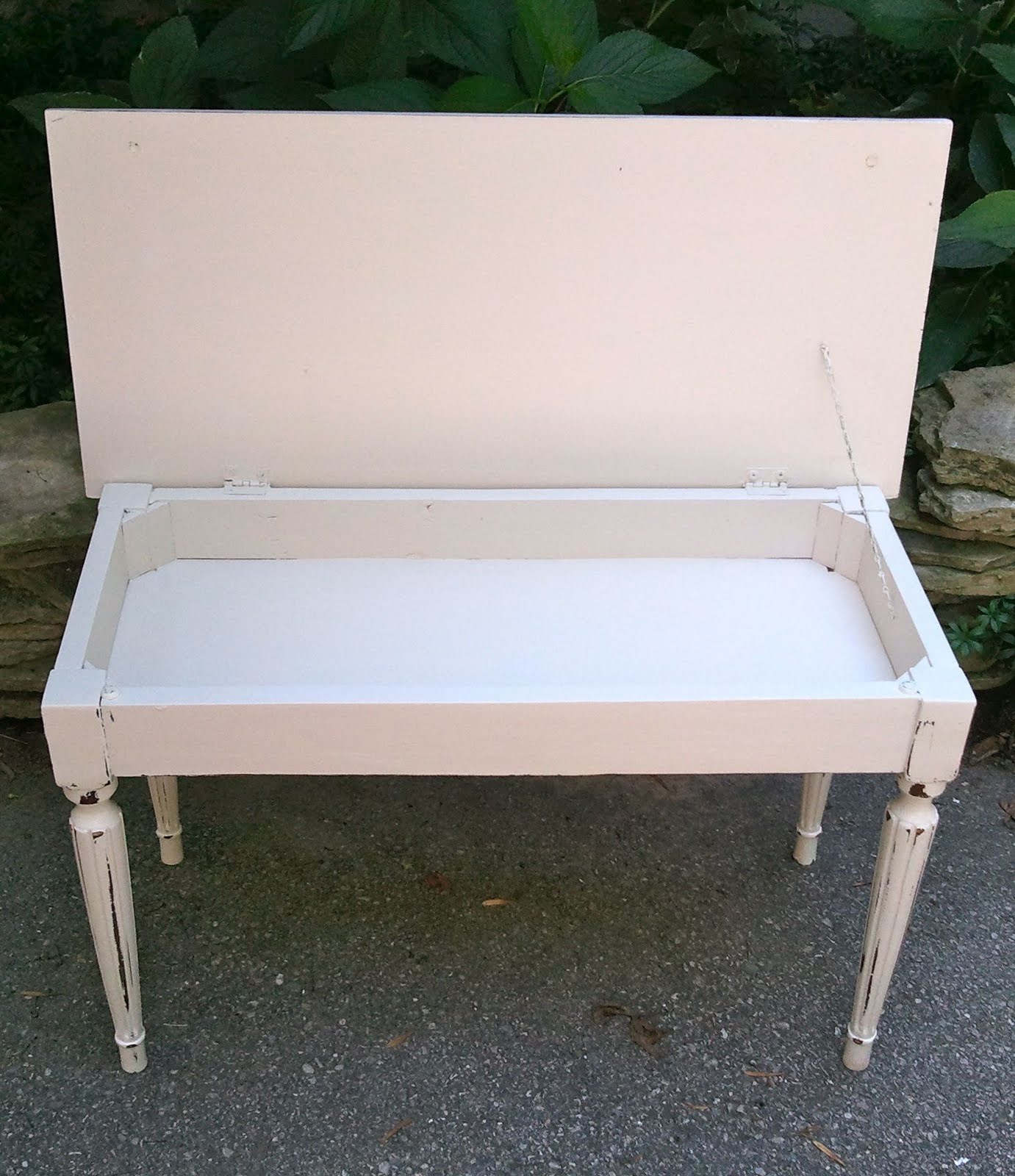 Cottage Couture: Vintage Bench: