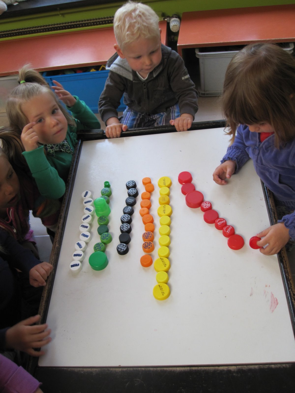 Welkom bij Jules en Piekel: dopjes sorteren en tellen