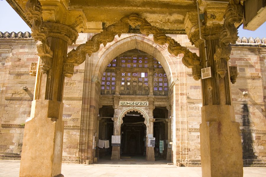 Jami Masjid in Khambhat, Gujarat, built in typical Hindu - Muslim style!!