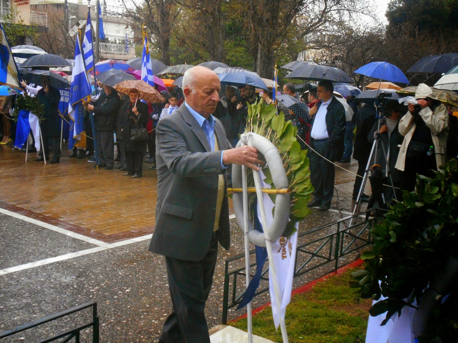 Αχλαδόκαστρο (Αρτοτίβα): ΚΑΤΑΘΕΣΗ ΣΤΕΦΑΝΟΥ