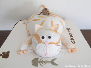 SIN RECETAS DE LA ABUELA: TARTA GATO DECORADA CON FONDANT DE NUBES.