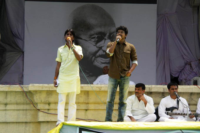 actor vijay with anna hazare photos - Tamilpicture.net