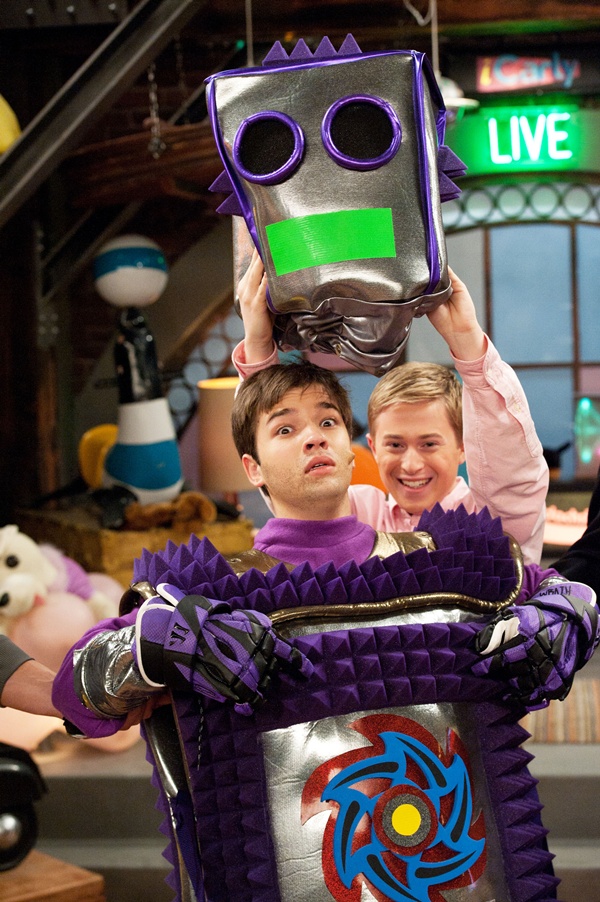 Mundo Fanmania: Freddie se viste como Lewbert en el episodio de iCarly ...