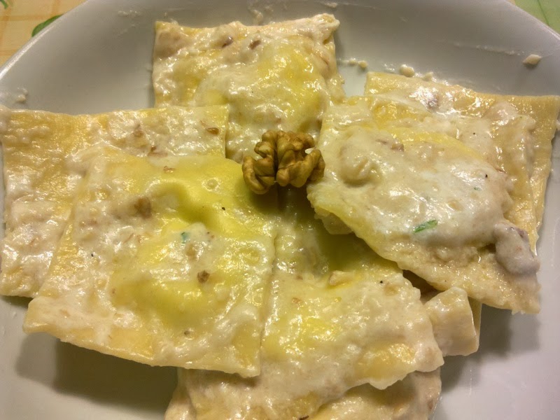 il tegame di coccio: Ravioli ai tre formaggi con salsa alle noci
