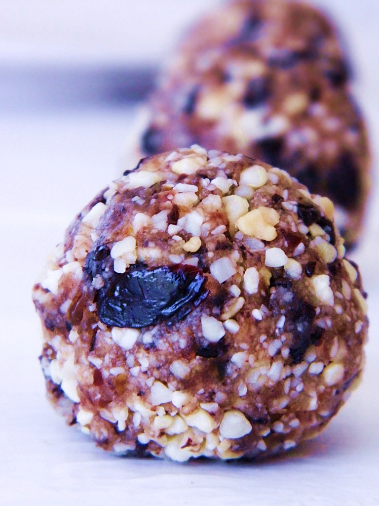 Raw Food Recipe: Cherry Almond Truffles - Raw on $10 a Day (or Less!)