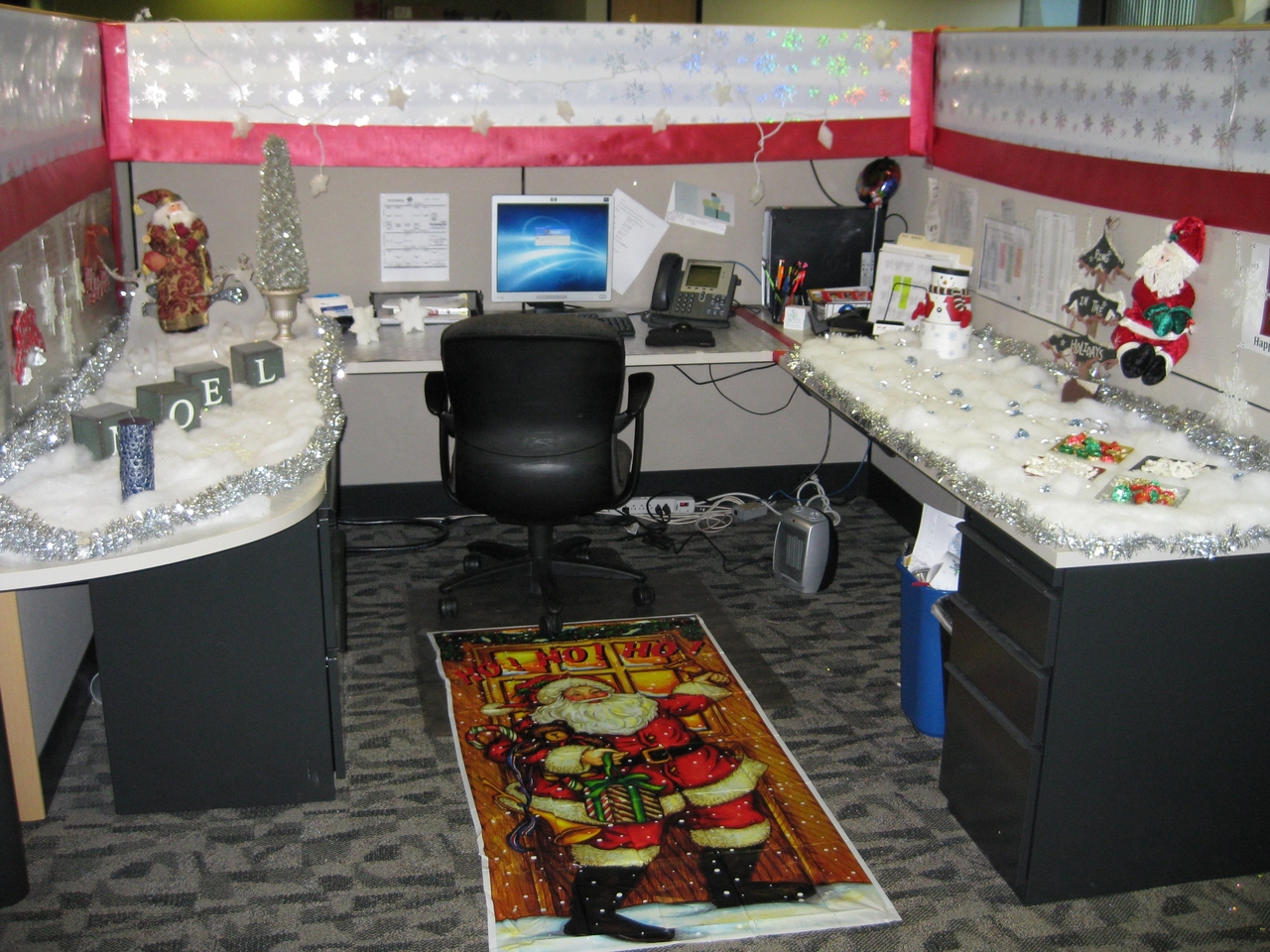 Home Priority: Compact Office Cubicle Decoration with Shabby Workspace