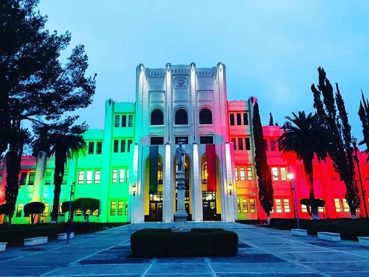 Conoce Saltillo: El frontispicio del Ateneo Fuente y sus luces tricolores