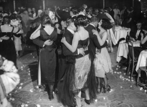 Tango By The Sea : Foxtrot And Its Turbulent Relation With Tango