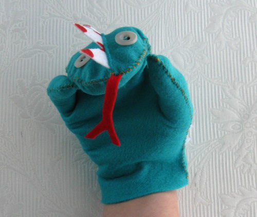 Holloughby: Sewing Tuesday: The lizard named Lionel.