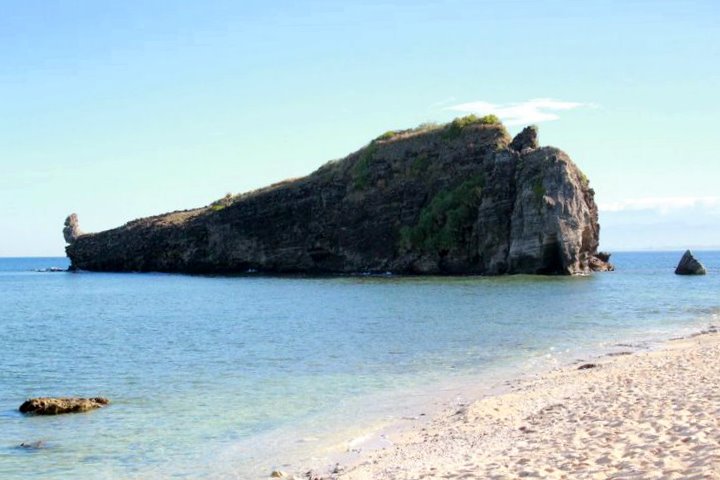 Pundaquit Beach: Camara Island View