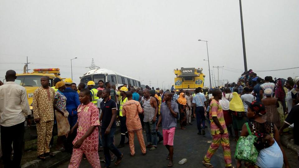 GUO MOTORS LUXURIOUS BUS PLUNGES INTO OWODE RIVER IN LAGOS (Pictures ...