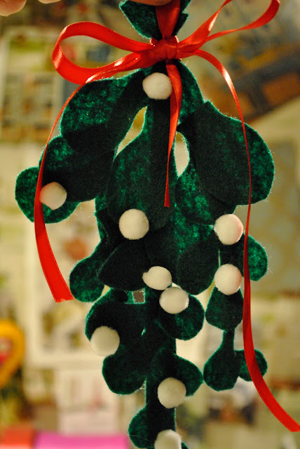 adorned abode archive: Felt Mistletoe Craft