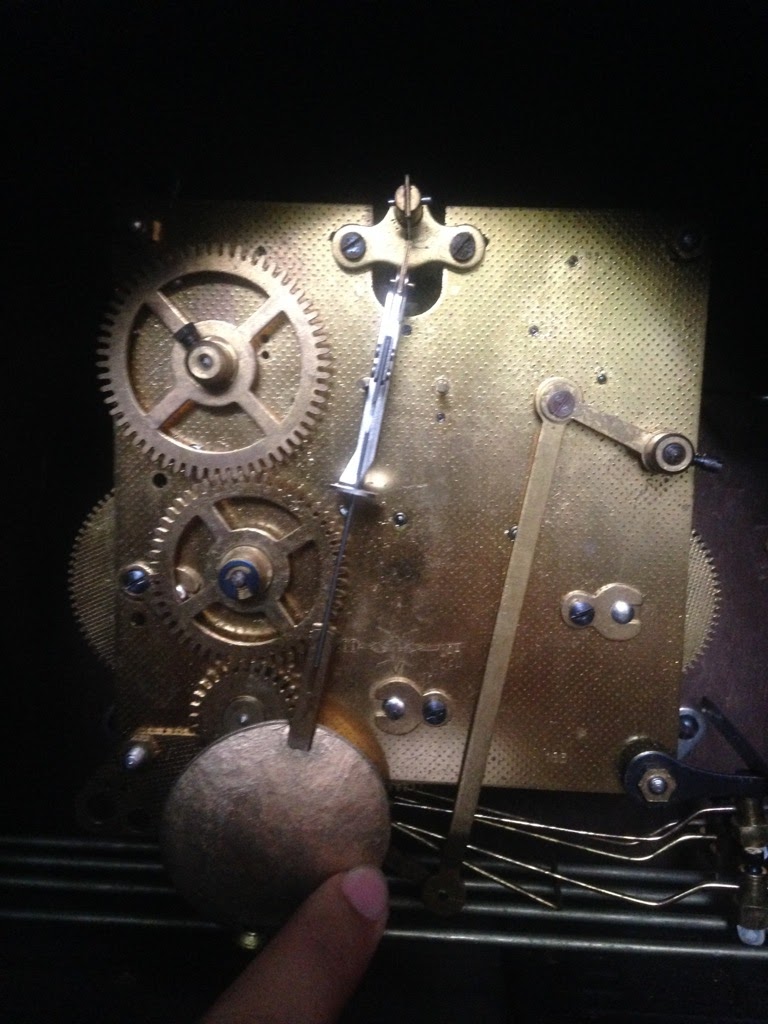 SEBUAH JAM MEJA ANTIK YANG BERMOTIF KHAS EROPA NAN INDAH