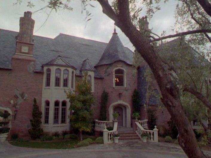 Filming Locations of Chicago and Los Angeles: Charmed: Season 2 ...