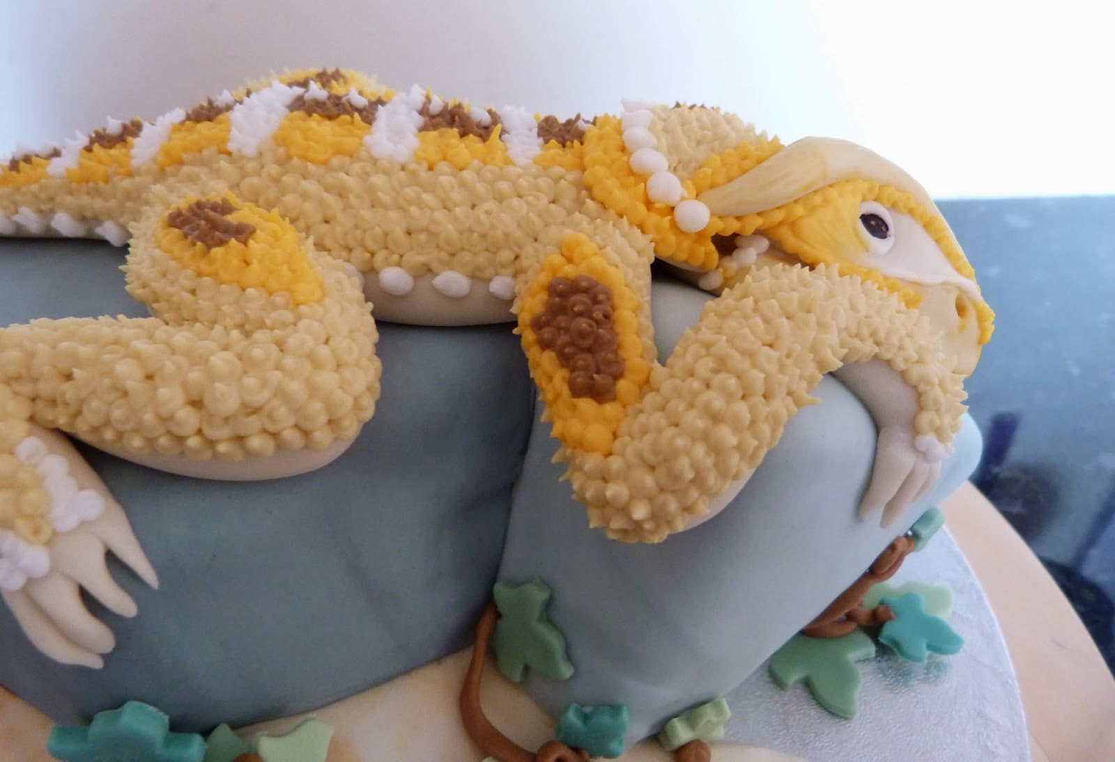 Cozzmic Cakes: Bearded Dragon Cake