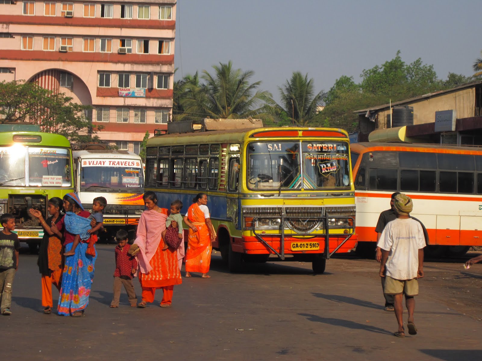 Travels of Thomas Kloucek: Taking the Bus in India